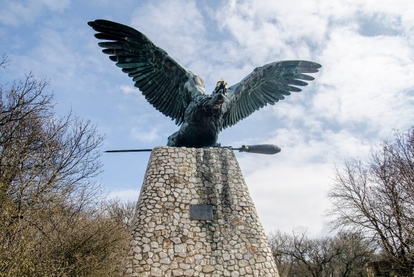 Nemzeti Emlékhely és Kegyeleti Bizottság - Tatabánya, Turul emlékmű